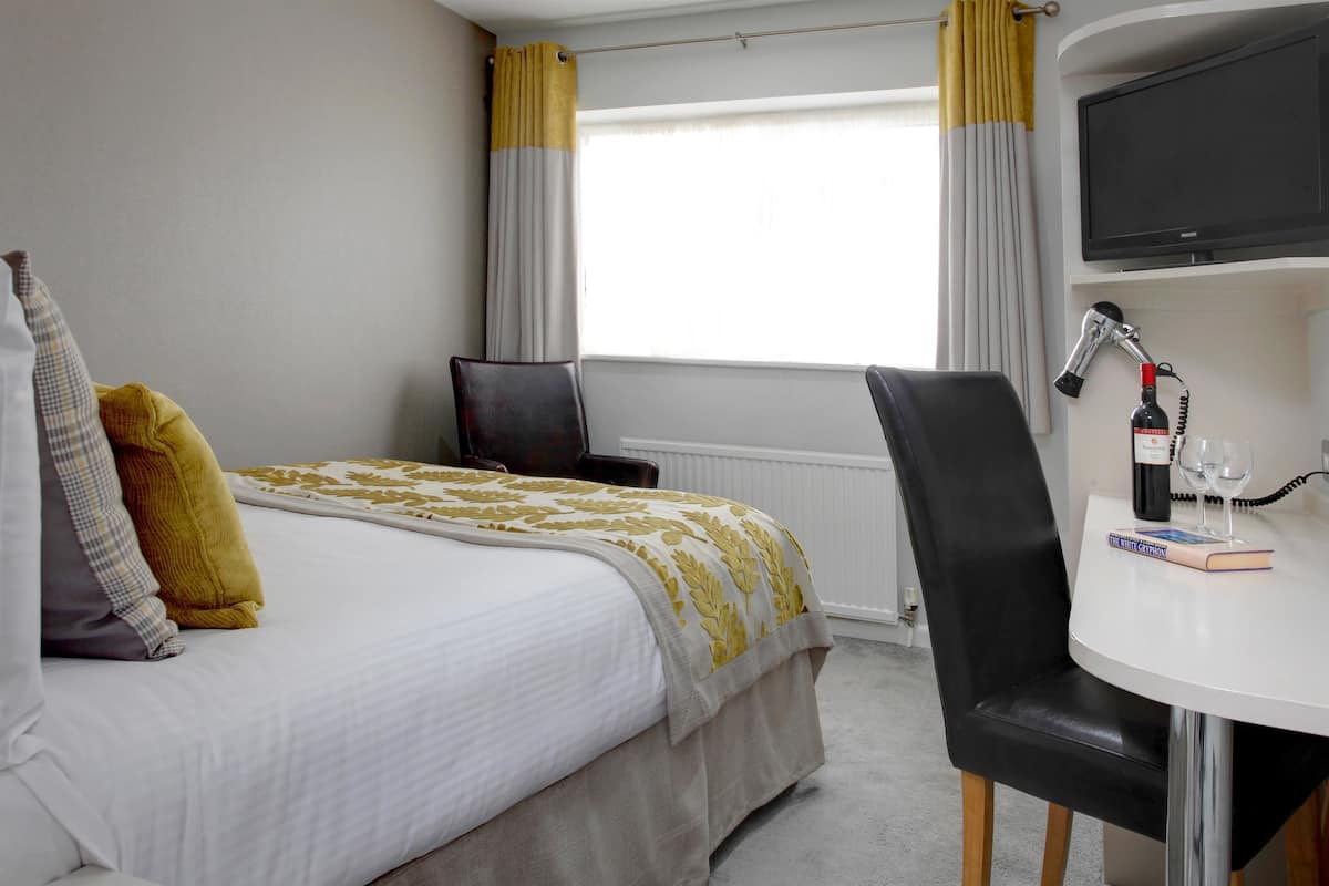 Quarto conforto, 1 cama de casal, para não fumantes (Small Room) | Roupas de cama antialérgicas, escrivaninha