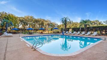 Piscina exterior, da(s) 8:00 à(s) 20:00, espreguiçadeiras