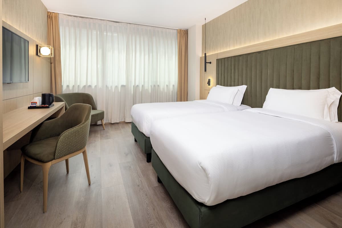 Quarto Premium, 2 camas individuais | Cofre no quarto, secretária