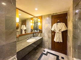 Artigos de higiene ecológicos, um secador de cabelo, toalhas fornecidas