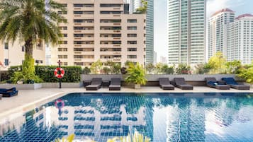 Piscina externa, funciona das 7h às 21h, guarda-sóis