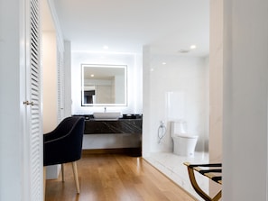 Executive Suite | Banheiro | Produtos de toalete biodegradáveis, secador de cabelo, toalhas de banho 