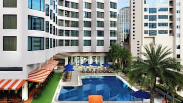 Piscina exterior, da(s) 7:00 à(s) 21:00, guarda-sóis