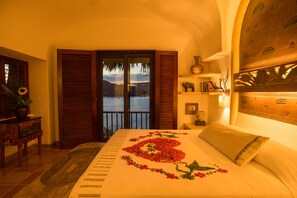 Oceanfront Master Pool Suite | Frigobar (abastecido com alguns itens grátis), cofres nos quartos