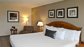 Cofre no quarto, secretária, cortinas/cortinados opacos