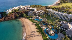 Resort com vários edifícios, uma praia e área de piscina.