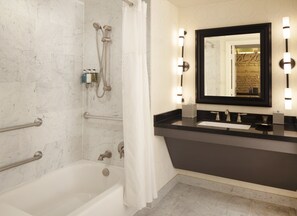 Quarto luxo, 1 cama King | Banheiro | Chuveiro/banheira combinados, produtos de toalete de grife