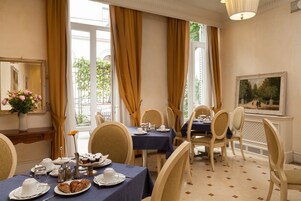 Café da manhã com buffet grátis todos os dias