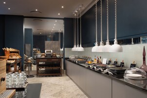 Pequeno-almoço tipo buffet diário (19.80 GBP por pessoa) 