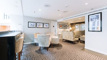 2 bares/lounges