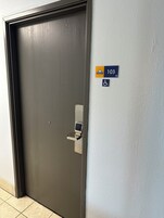 Quarto standard, 1 cama King, acessível | Escrivaninha, ferros/tábuas de passar roupa, berços grátis