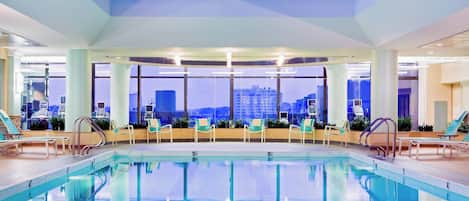 Piscina interior, da(s) 6:00 à(s) 23:00, espreguiçadeiras