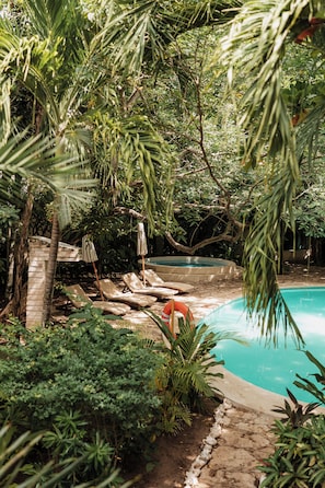 Piscina exterior, guarda-sóis