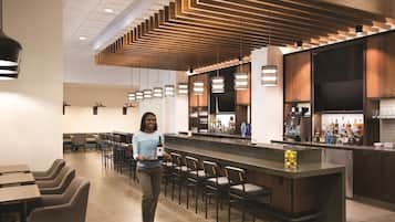 Serve almoços, jantares e happy hour
