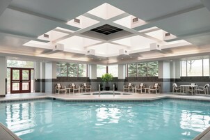 Piscina interna, piscina externa sazonal, espreguiçadeiras