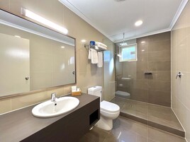 Suite de Luxo, várias camas | Casa de banho | Um polibã, artigos de higiene pessoal grátis, um secador de cabelo 