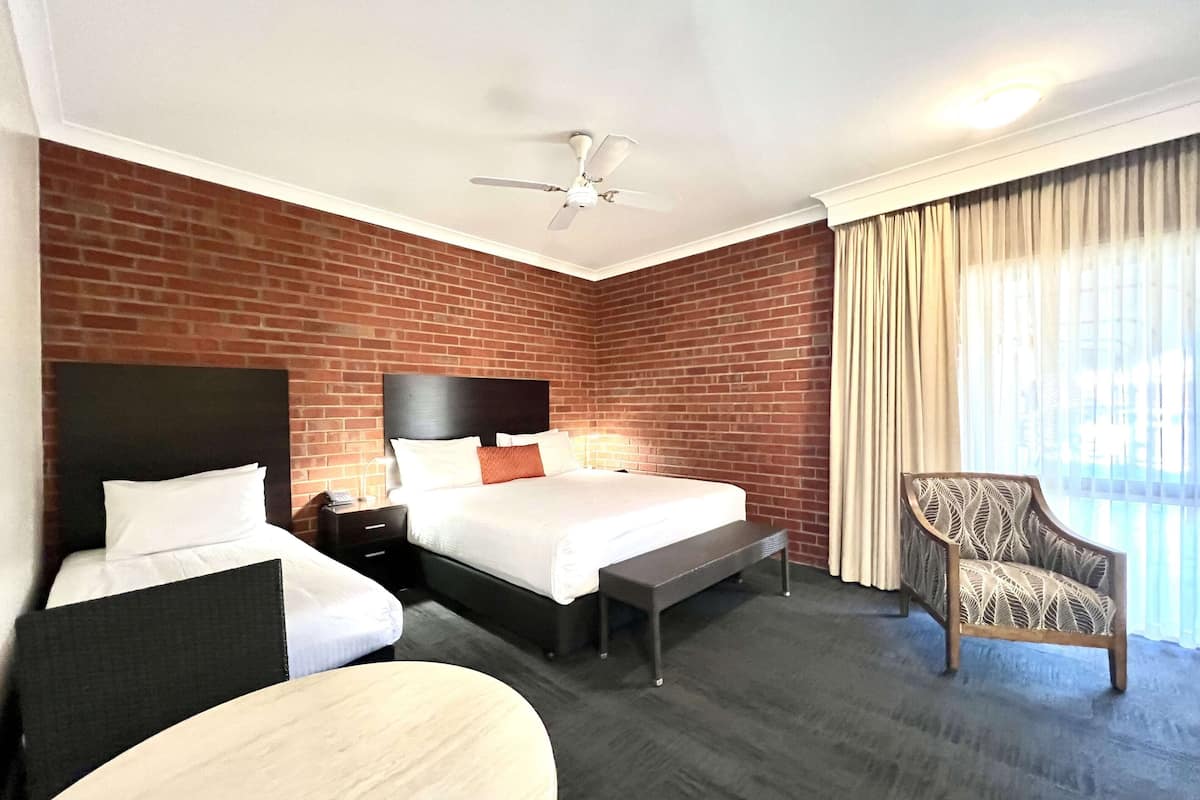 Suíte família, várias camas | Roupas de cama premium, escrivaninha, espaço de trabalho para notebook