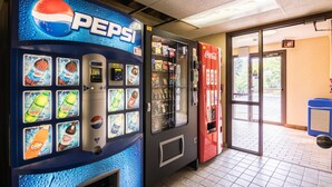 Uma área de máquinas de venda automática com opções de Pepsi e Coca-Cola, incluindo Mountain Dew e outros refrigerantes.