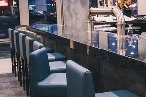Este bar no lobby do hotel 