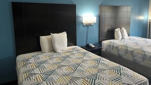 Quarto Standard, 2 camas queen-size, não fumadores, frigorífico e micro-ondas | 1 quarto, secretária, ferro/tábua de engomar, Wi-fi grátis 
