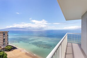 Varanda com vista para a praia e o oceano.