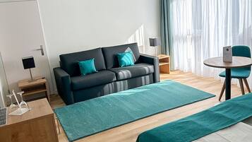 Suite Júnior, varanda | Sala de estar | Televisor