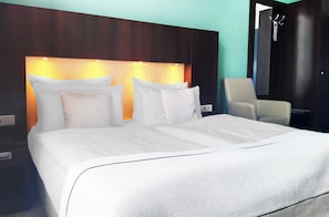 Cofre no quarto, com mobília individualizada, secretária 