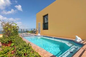 Piscina externa, espreguiçadeiras