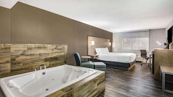 1 King Bed, Suite, Jetted Tub, Non-Smoking | Roupa de alta qualidade, camas de colchão pillowtop, secretária