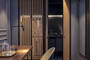 Quarto Deluxe | Roupa de alta qualidade, minibar, cofre no quarto 