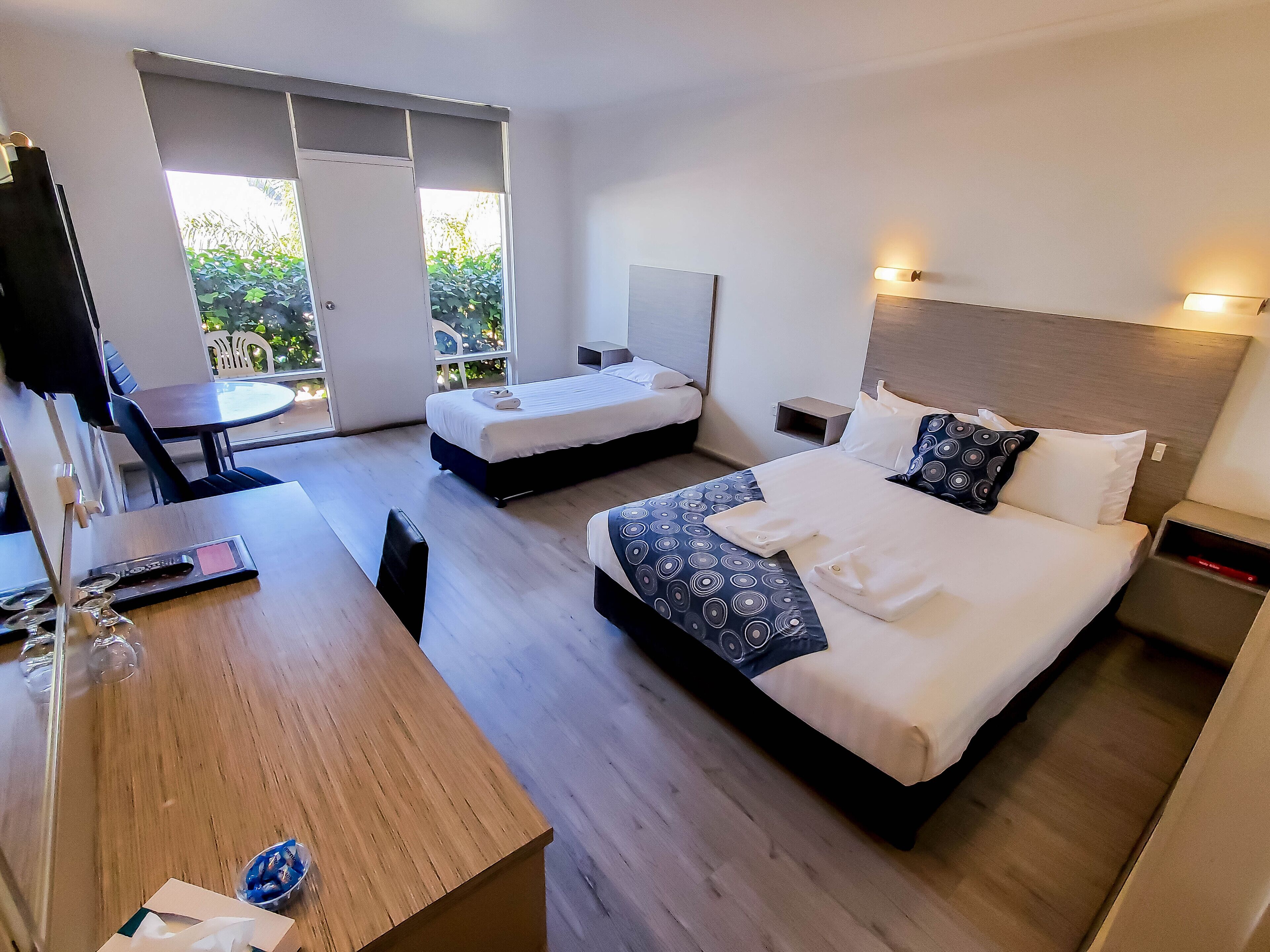 Quarto duplo standard, 1 quarto, sacada | 1 quarto, roupas de cama premium, frigobar, cofres nos quartos