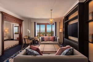 Suíte luxo, 1 quarto, sacada, vista para o mar (Balcony) | Roupas de cama antialérgicas, frigobar, cofres nos quartos, escrivaninha