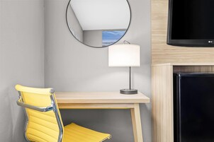 Quarto, 1 cama queen-size, não fumadores | Secretária, Wi-fi gr átis, roupa de cama fornecida 