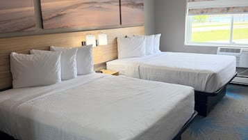 Quarto, 2 camas queen-size, não fumadores | Secretária, Wi-fi grátis, roupa de cama fornecida