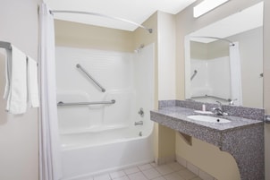 Quarto, 1 cama King, acessível | Banheiro acessível