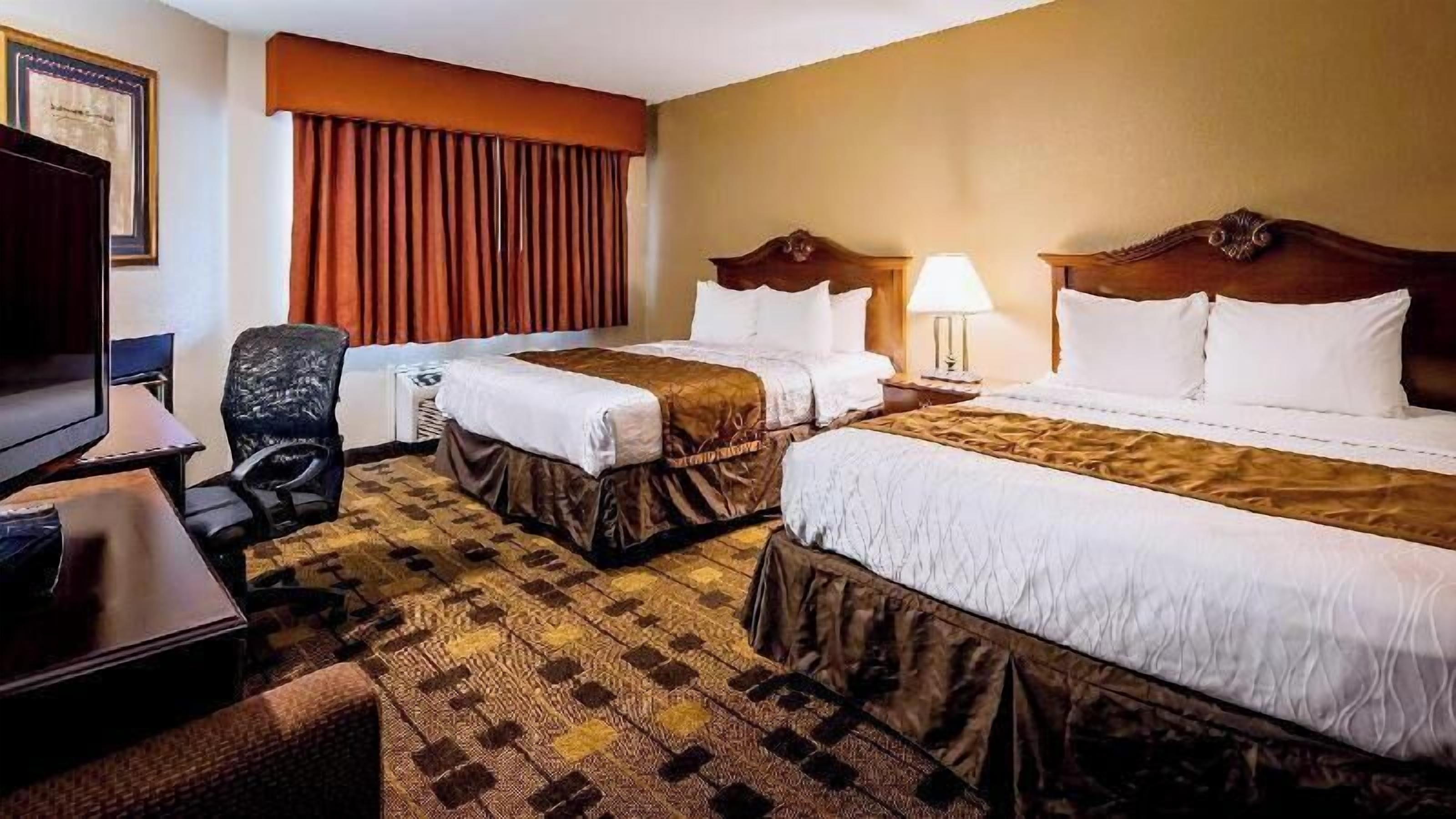 Cortinas blackout, ferros/tábuas de passar roupa, Wi-Fi, roupa de cama