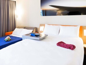 Roupas de cama premium, camas com colchões pillow-top, escrivaninha
