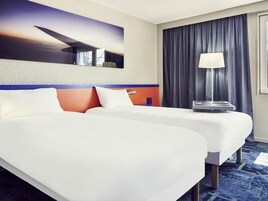 Quarto Standard, 2 camas individuais | Roupa de alta qualidade, camas de colchão pillowtop, secretária 