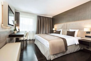 Quarto Club (Club Lounge Access) | Roupa hipoalergénica, cofre no quarto, com decoração personalizada 