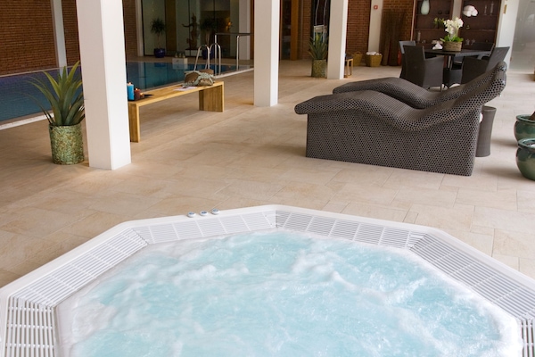 Piscina interna, espreguiçadeiras