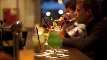 Um balcão de bar com dois cocktails.