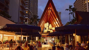 2 restaurantes, é servido café da manhã