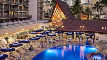 Piscina externa, funciona das 8h às 21h, barracas, guarda-sóis
