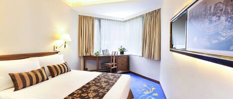 Minibar, cofre no quarto, secretária, ferro/tábua de engomar