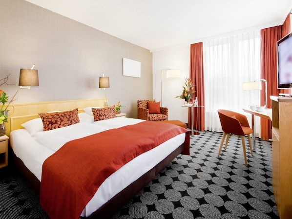 Roupa hipoalergénica, minibar, cofre com capacidade para portátil