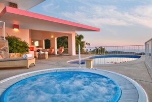 Master Suite with jacuzzi and pool | Frigobar, cofres nos quartos, ferros/tábuas de passar roupa