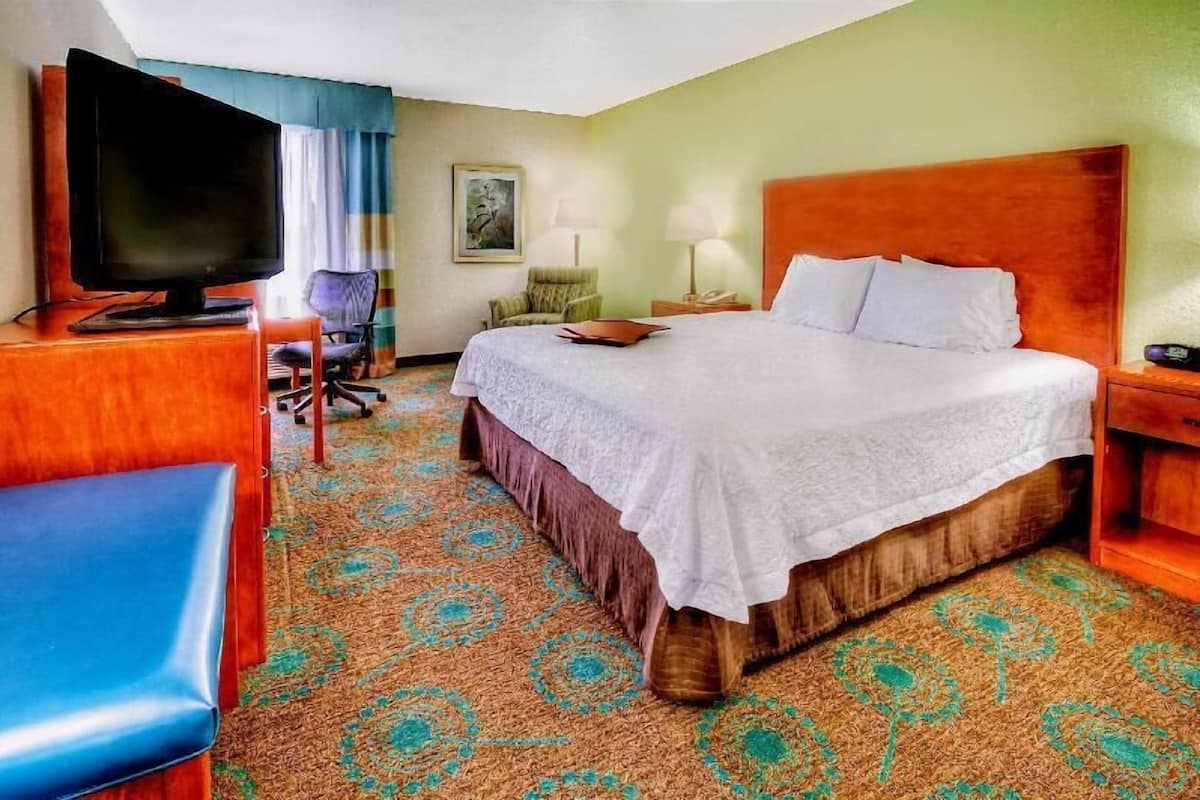 Secretária, ferro/tábua de engomar, berços/camas para crianças grátis