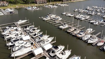 Uma marina com vários barcos atracados em diferentes cais.