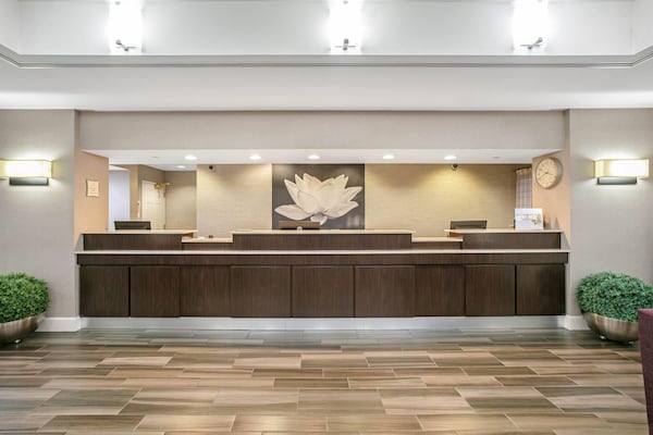 La Quinta Inn & Suites By Wyndham Dfw Airport South / Irving -