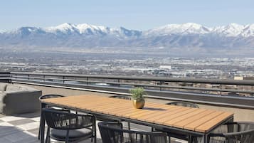 Roupas de cama premium, frigobar, cofres nos quartos, escrivaninha